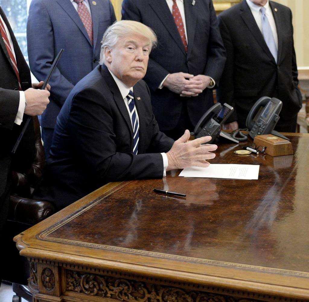 US-President-Donald-Trump-signs-H-J-Res-41-DC-Washington-USA – ROMA e ...